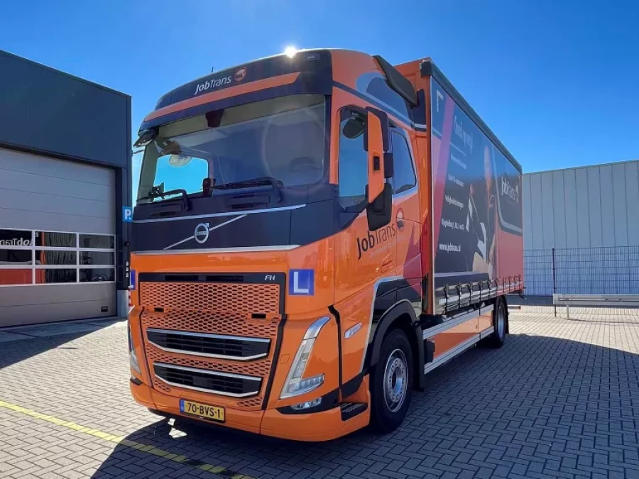 Uitbreiding wagenpark JobTrans: Volvo FH-bakwagen - JobTrans